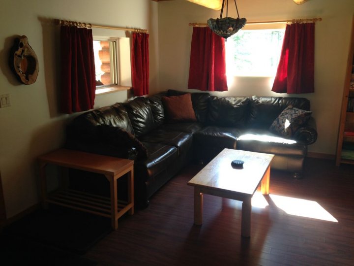 smiley-wolf-cabin-01 | Mount 7 Lodges